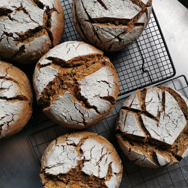 Pan de centeno de masa madre, miel con mix de semillas – Huerto Angachilla